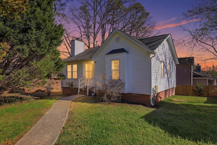Charming Home 9 Min To Downtown Raleigh - Raleigh, NC