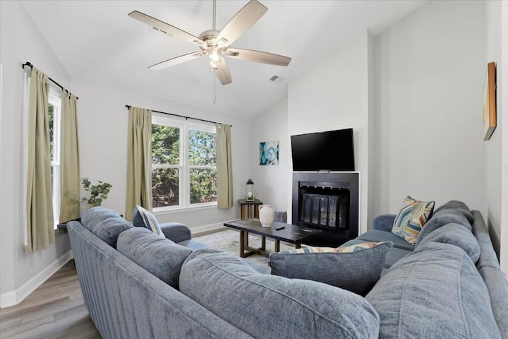 Charming Home 9 Min To Downtown Raleigh - Raleigh, NC