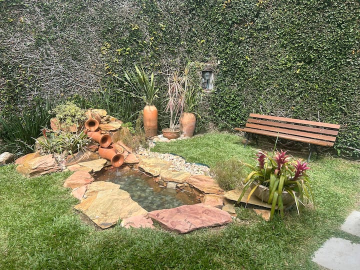 Estadia Tranquila. Pequena Casa Com Lindo Jardim. - Curitiba