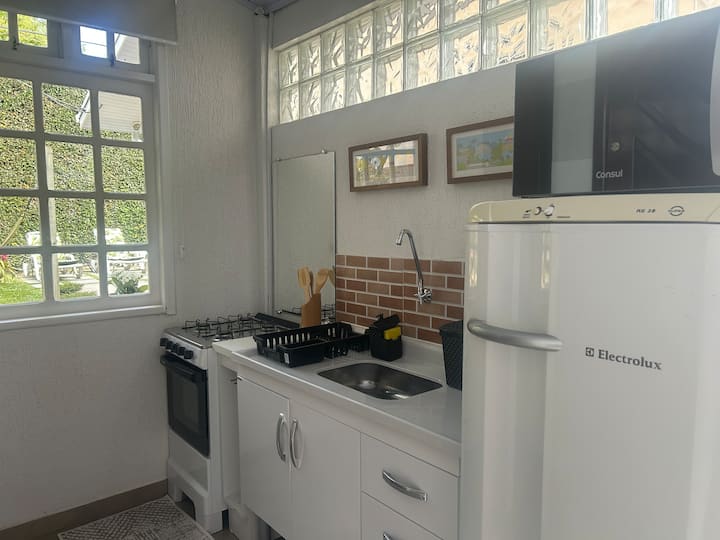 Estadia Tranquila. Pequena Casa Com Lindo Jardim. - Curitiba