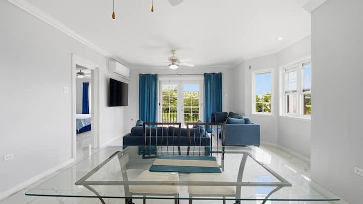 Aris 4bdr | 4bth Luxe Duplex - Sleeps 10 - Kingston