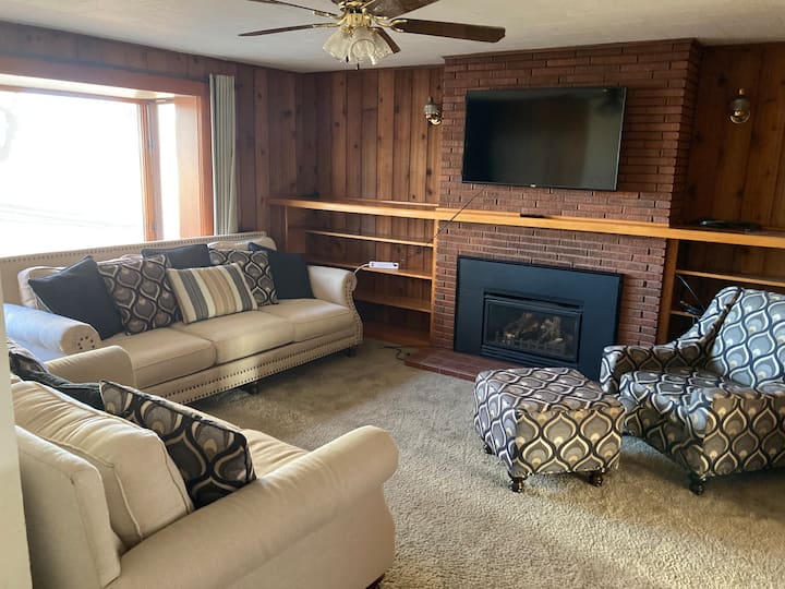 Vintage Home With Space To Entertain - Alamosa, CO