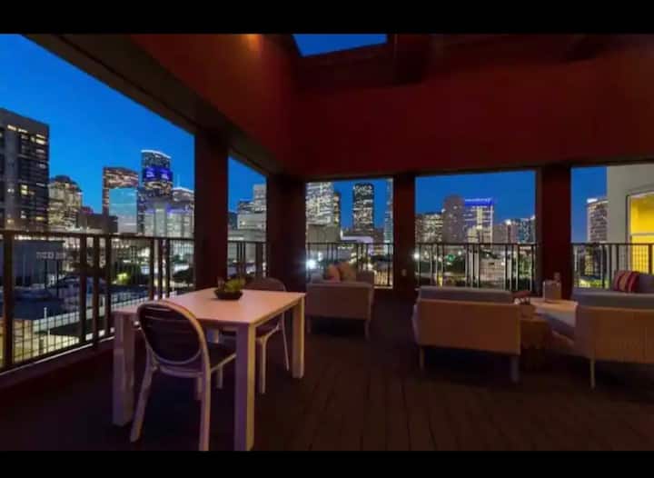 Cozy Houston Skyline Luxe Gem - Magnolia Park - Houston