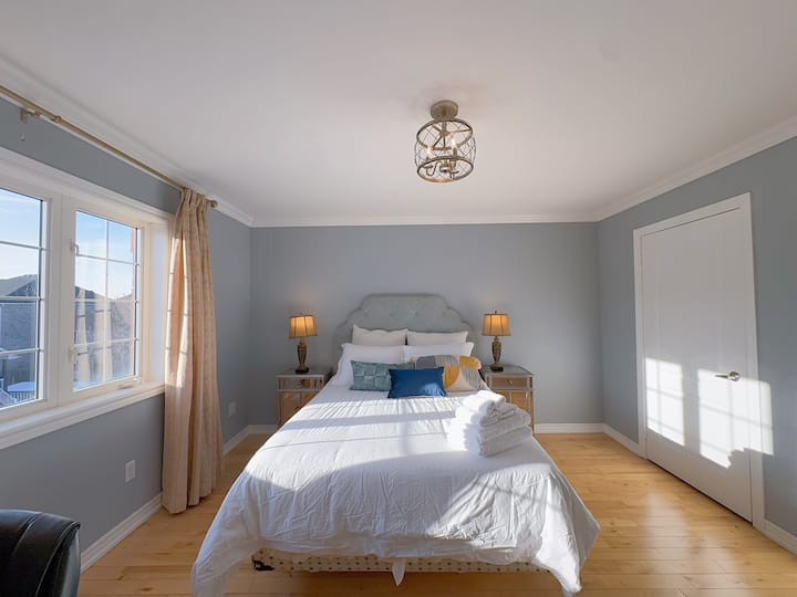 Newmarkt Cozy Bedroom With Queen Bed/ Sunshine #D - Newmarket