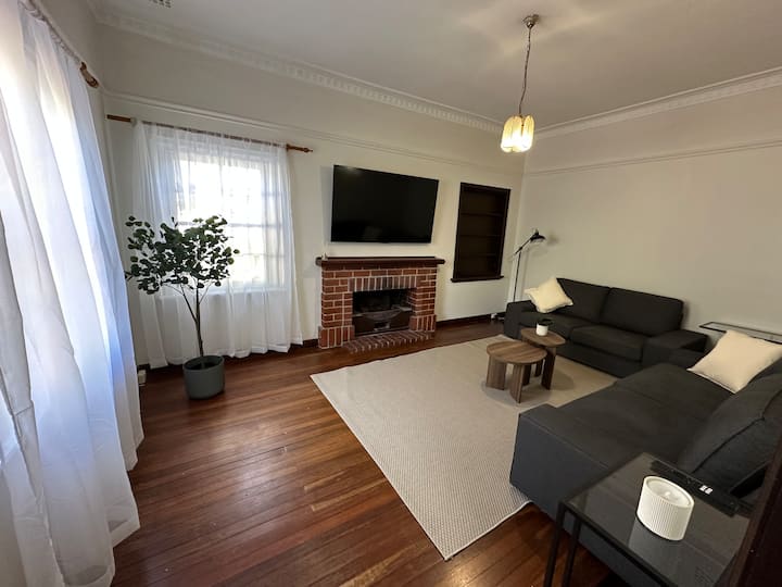 Light-filled Character Home| Stylish|central - Riverton