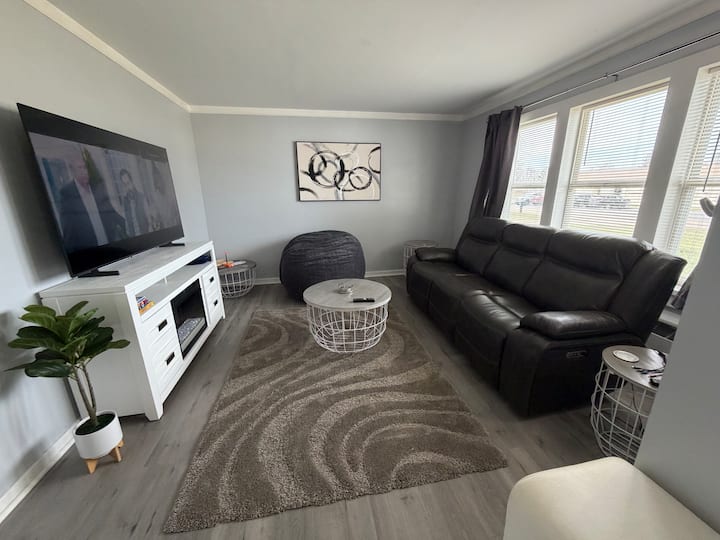 The Reeder Rental Left (Conveniently Located) 1449 - Benton Harbor