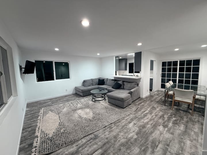 Minimalist 3br/2ba 2 Blocks To Beach W/ Rooftop! - Los Angeles, CA