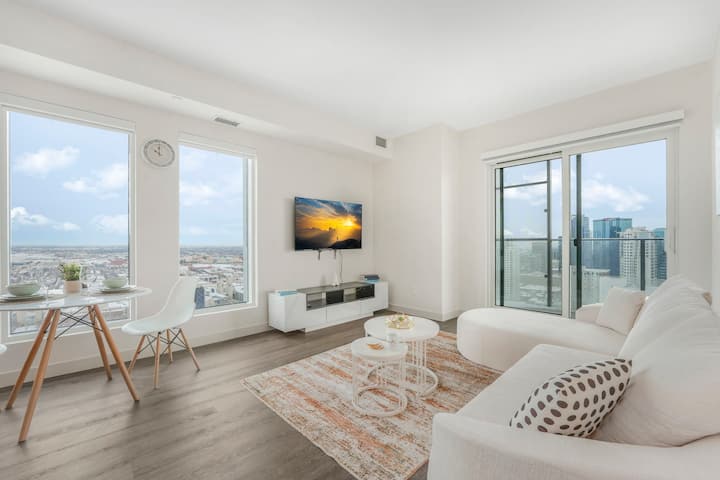 Urban Penthouse | Pool Table | Gym | Walk To Roger - Canada