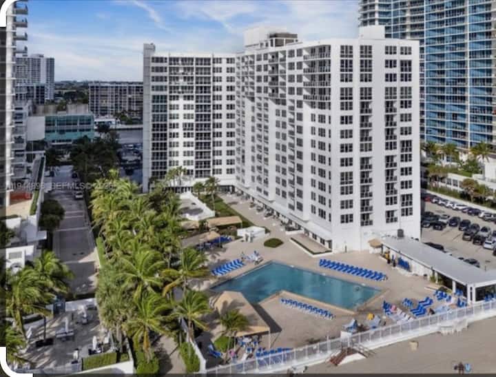 Beachfront Building Intracoastal View 1 Bedroom - Hollywood, FL