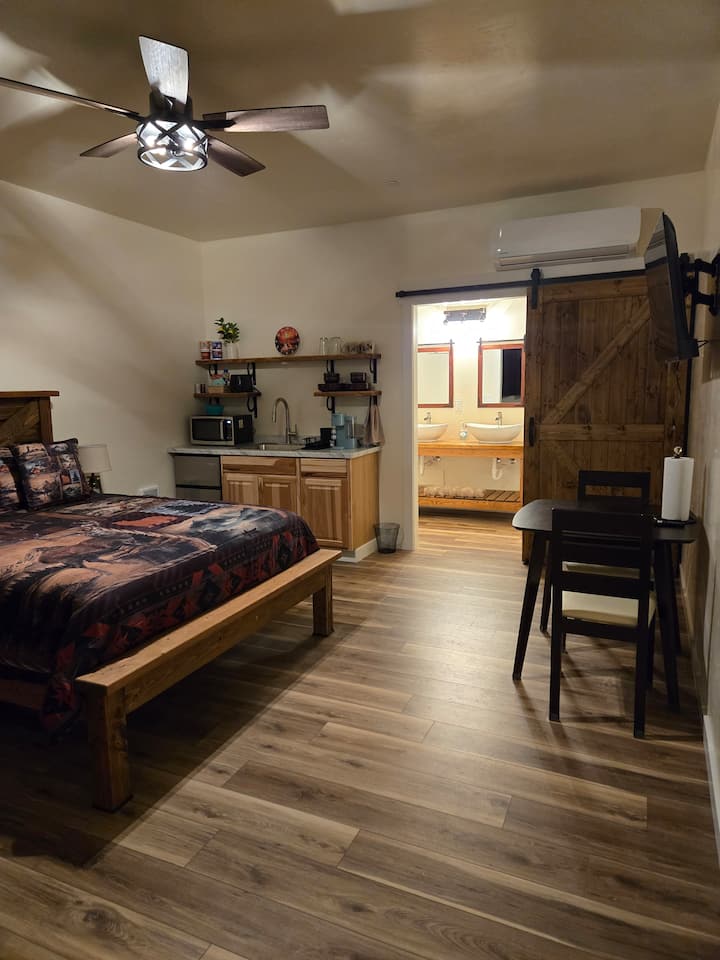 Looking Deer Lodge Mule Deer Suite, Spa/pool - Collier Memorial State Park, Chiloquin