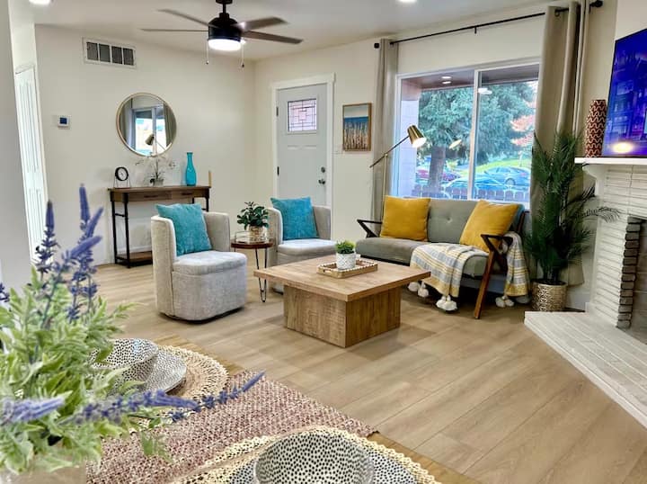 Sparks Retro Oasis - Sparks, NV