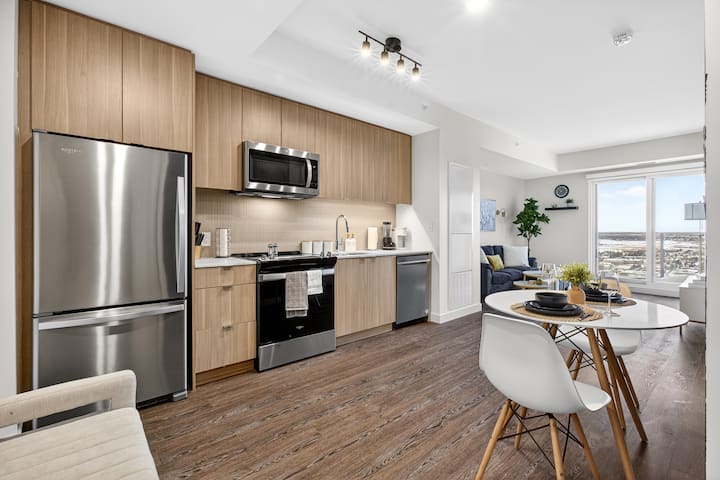 Skyline Retreat | Pool Table | Gym | Modern Vibes - Edmonton