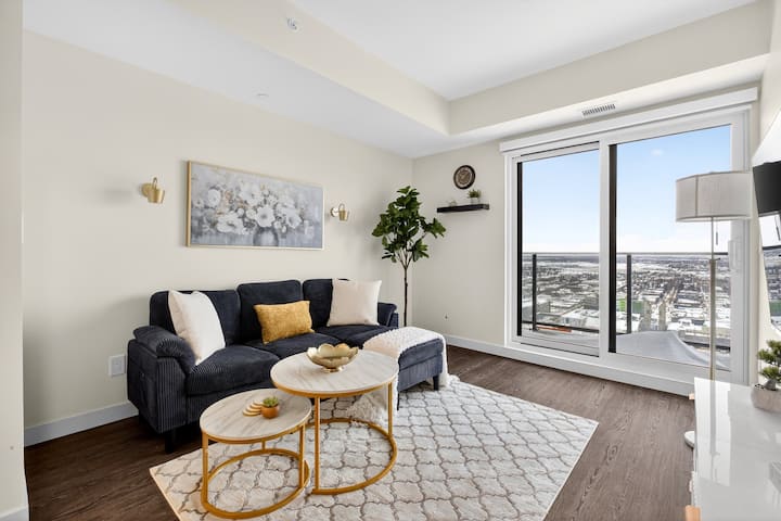 Skyline Retreat | Pool Table | Gym | Modern Vibes - Canada