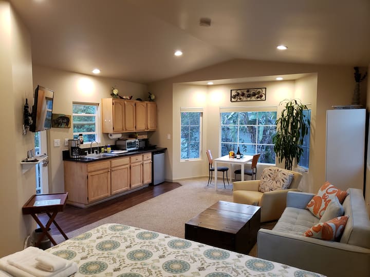 Paradise Garden Studio Close To State St & Cottage - Santa Barbara, CA