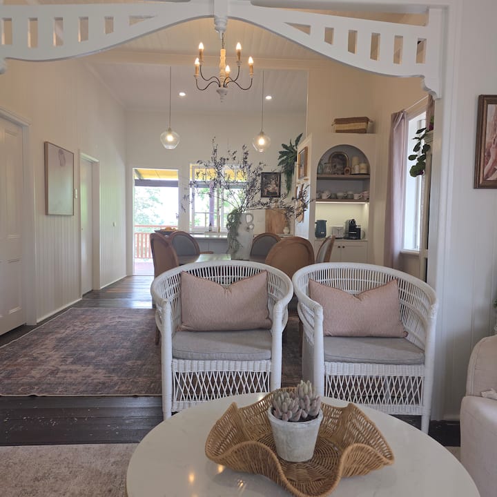 Lady Mary Cottage | Views, Deck & Walk To Town - Gympie