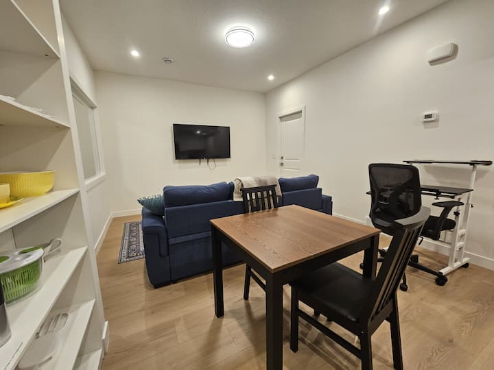 Modern Renfrew Retreat: Private 1br/1ba Suite - Mount Royal University
