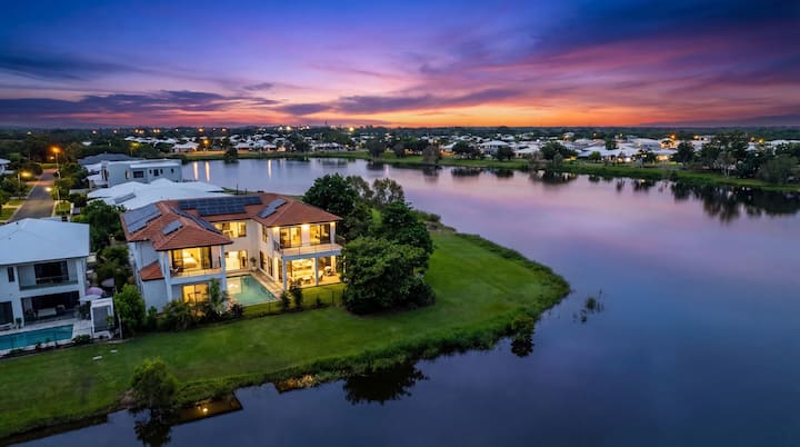 Grand Lakefront Retreat - Townsville