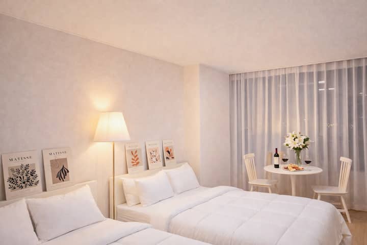 값진스테이 송도 | 2~4인실 | 달빛축제공원/수영장뷰 | 43인치 스마트Tv |  퀸2개 - 송도동