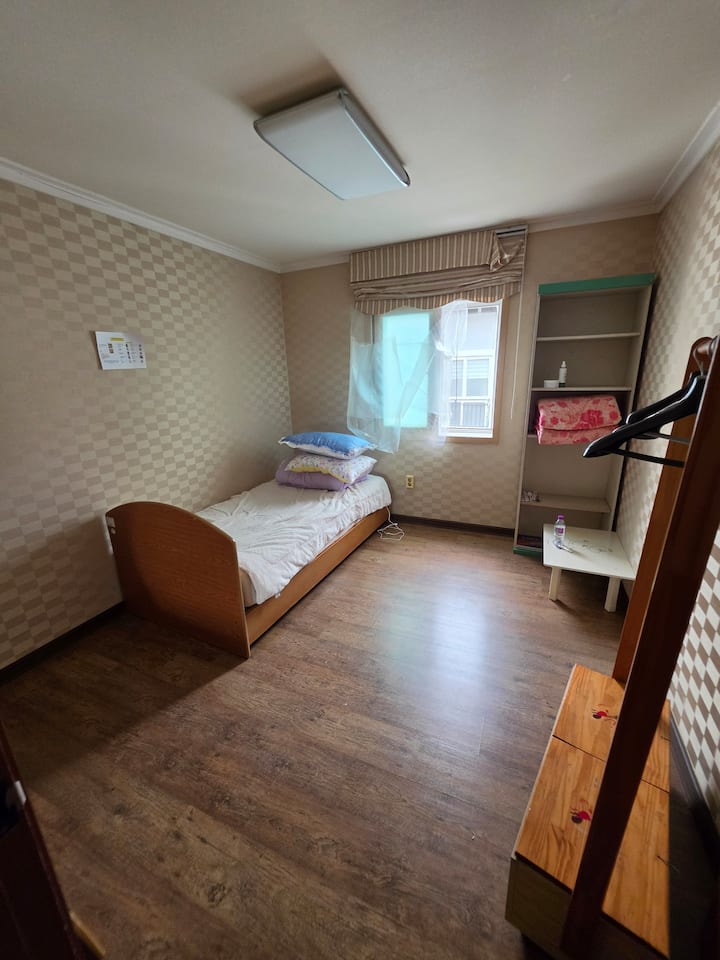 게스트하우스 쉐어하우스
거실장실 공용
 가정집. 사람많이 없음 한적함

가끔엄마가 밥도해줌 - Gyeongju-si