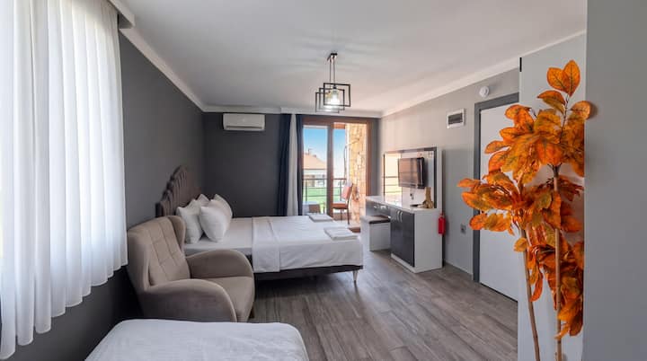 Üç Kişilik, Havuz Manzaralı Oda - Foça