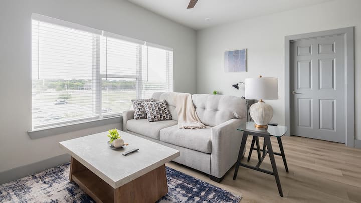 Landing | Chic 2bd In Grand Prairie - Grand Prairie, TX