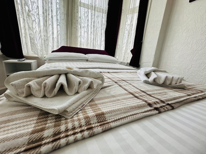 Multiple Rooms With Parking For 30+ Guests - Blackpool