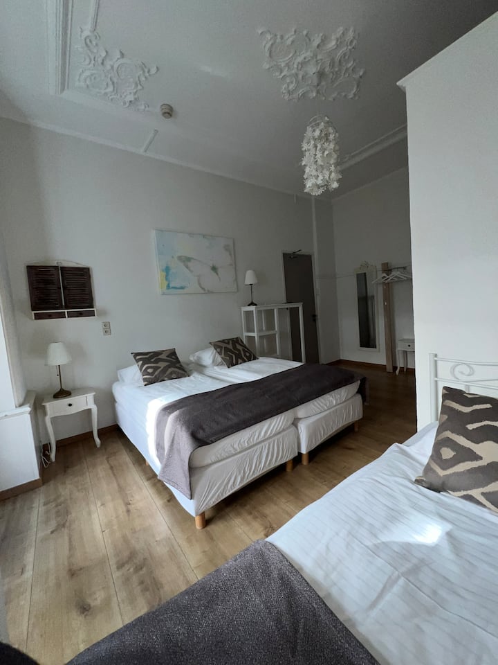 Hotel Corel / Driepersoonskamer - The Hague