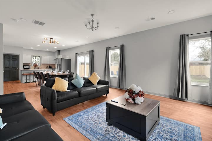 5br Home Near Louisville | Family & Pet Friendly - New Albany, IN