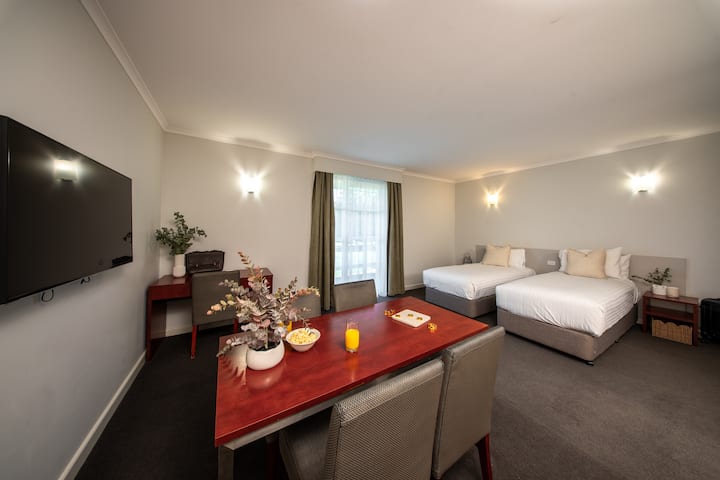 Two-bedroom Open-plan Apt, Spacious & Modern - Canberra