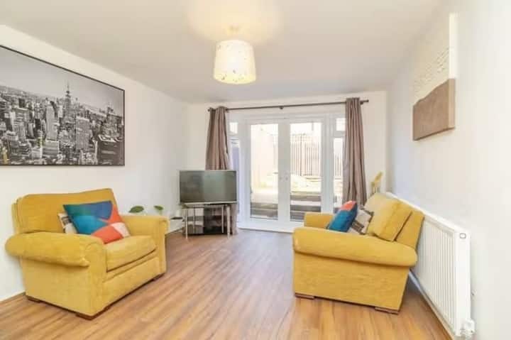Stylish Spacious Cmk Hub 4 Families & Contractors - Milton Keynes