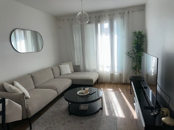 Trois Minutes De Tramway Une De L’arrêt De Bus - Seine-Saint-Denis