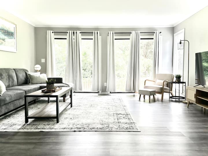 Elegant Design With King Bed, In A Prime Location. - Winston-Salem, NC