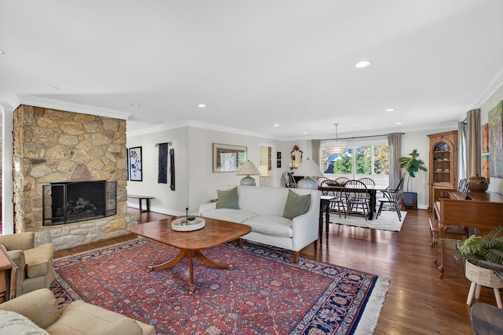 Light-filled 4br • Fireplaces • Perfect For Groups - Greensboro, NC