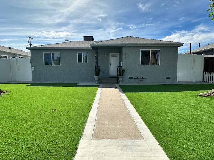 2 Bed 1 Bath Crazy House Near Universal - Burbank, CA