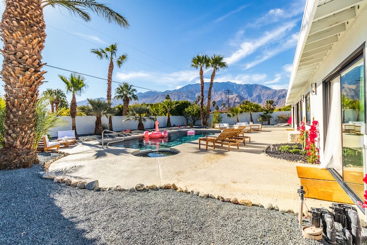 Spacious Group Retreat With Game Room And Pool - Palm Springs, CA