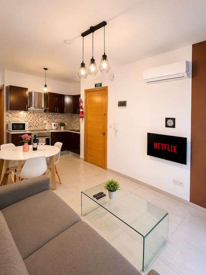 Paceville Hub | Walk To Clubs, Beach & Shops - Malta