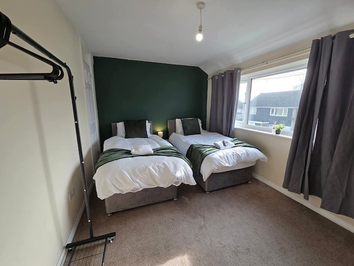 Spacious 5-bed House | Sleeps 9 | Parking | Darts - Corby