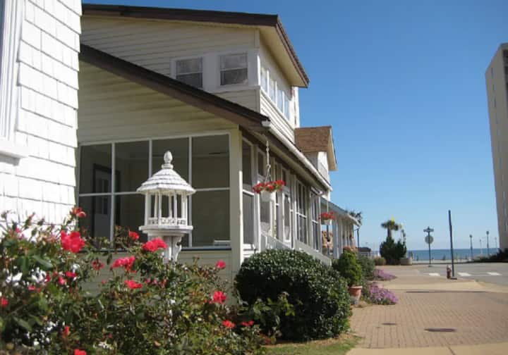 The Seafarer Suite: Beach Access, Atlantic Avenue - Virginia Beach, VA