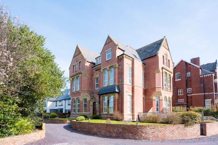 Penthouse In The Heart Of Birkdale - Southport