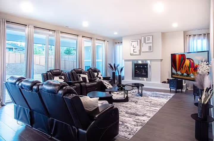 Modern Comfort 6br Home W/ Loft & Patio Fireplace - Bremerton, WA