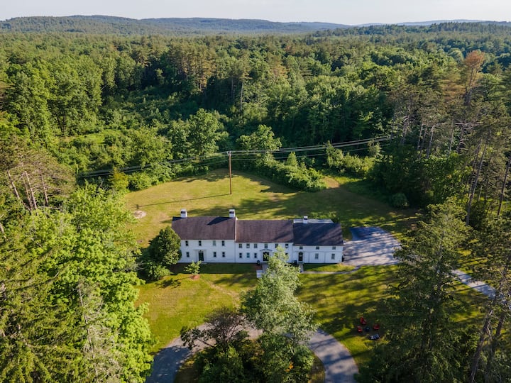 Grand Country Estate With Modern Comforts - Concord, NH