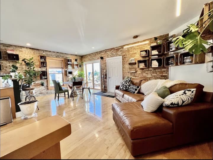 Historic Loft With Balcony, Old Town W/river View - Lansing, MI