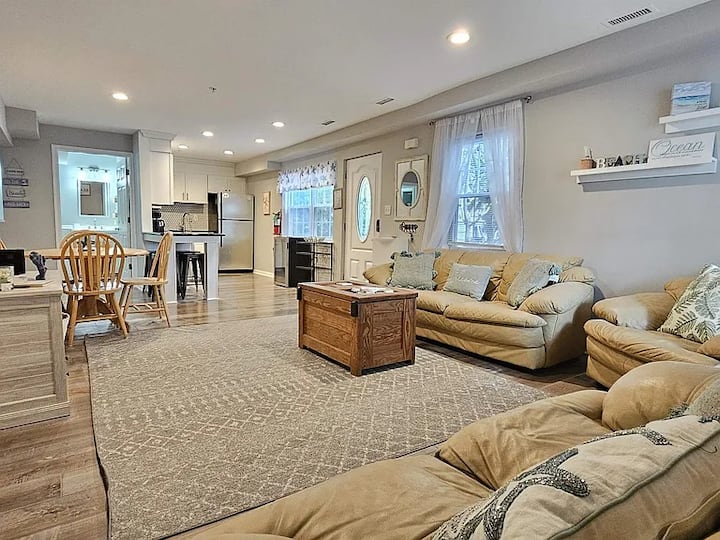 Sleeps 8 Wildwood Fun 2.5 Blocks To Beach & Rides! - Cape May, NJ