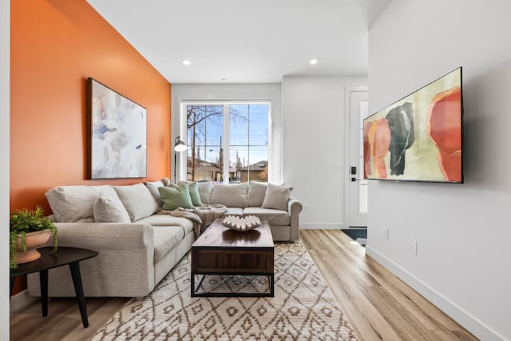 Rooftop Patio | King Bed | 2 Ensuites + Garage - Calgary