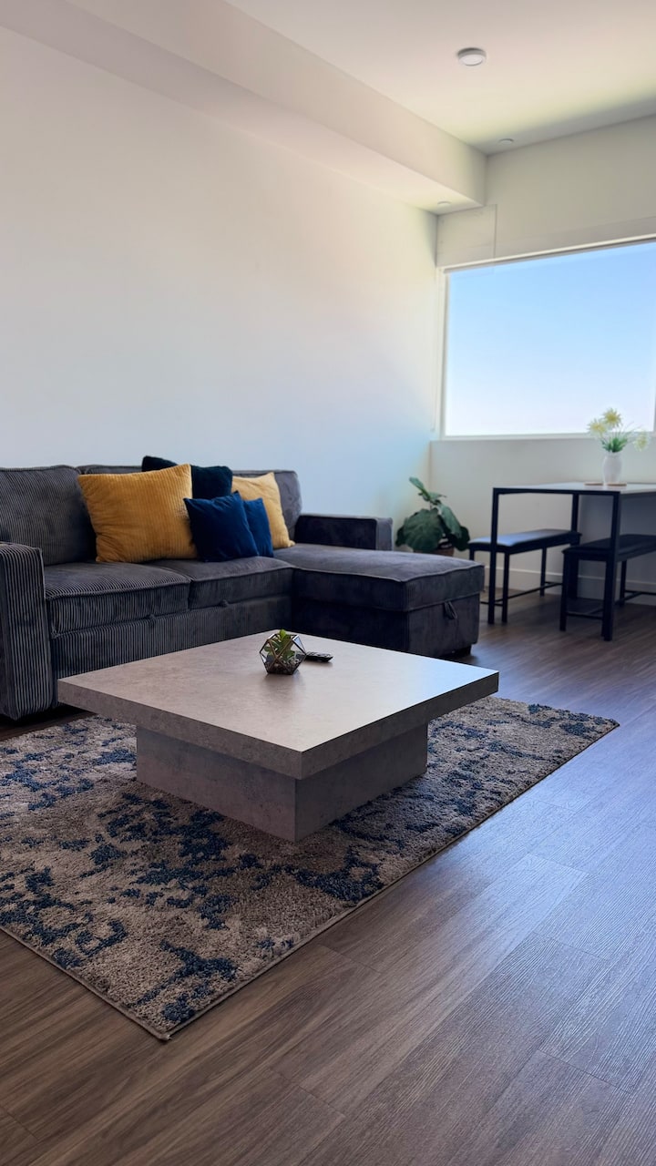 Hollywood Views, Parking, Gym, Spacious - West Hollywood, CA