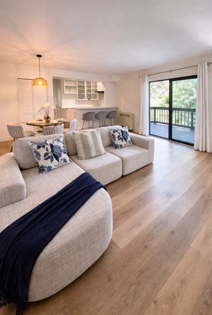 Peaceful Escape W/porch & Walk To Universal - West Hollywood, CA
