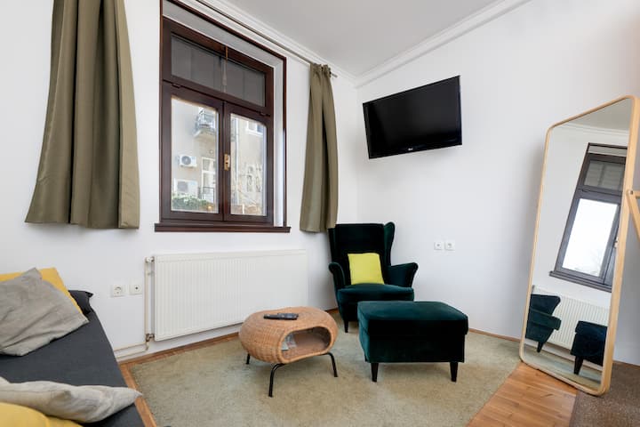 Charming Courtyard Apartment - Zagreb