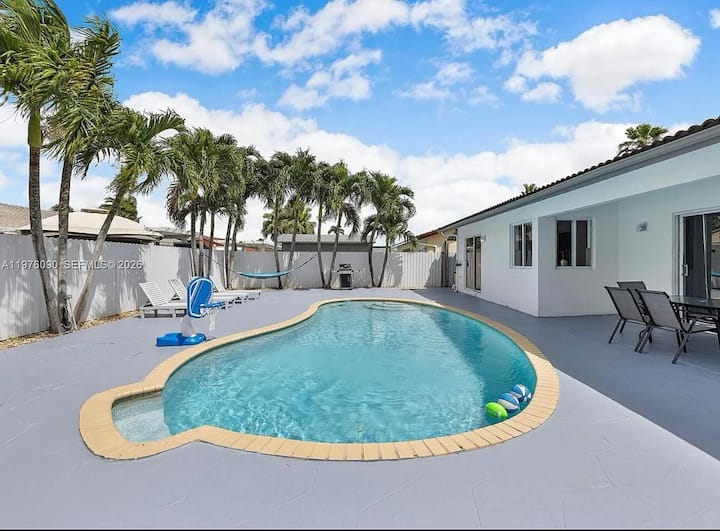 Stunning Luxury Backyard Retreat - Zoo Miami, Miami