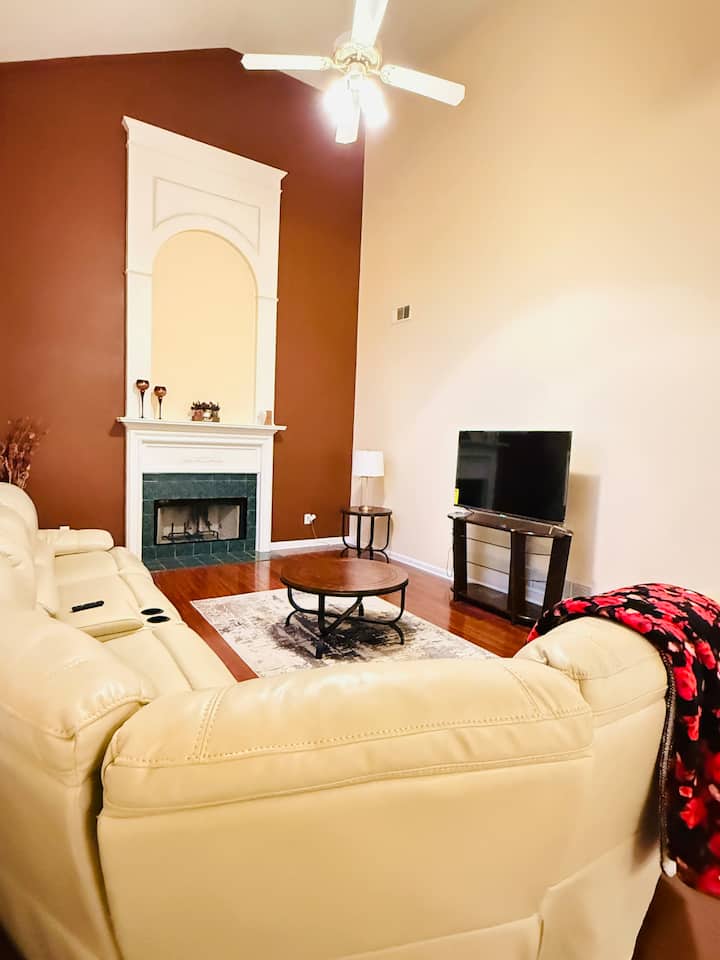 Spacious 4br Home Easily Accessible To I-85 - Suwanee, GA