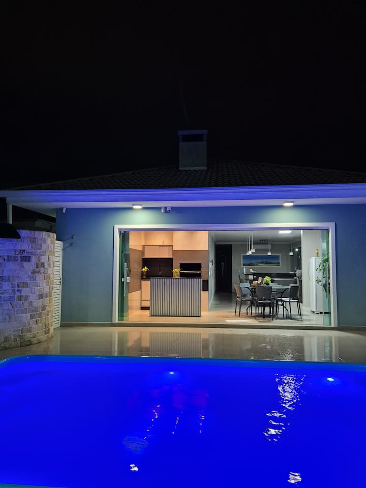 Elegante E Espaçosa Casa Com Piscina Em Guaratuba - Guaratuba